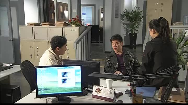 警方开会讨论案件情况,既要办案又要保护企业,尽快破解此案