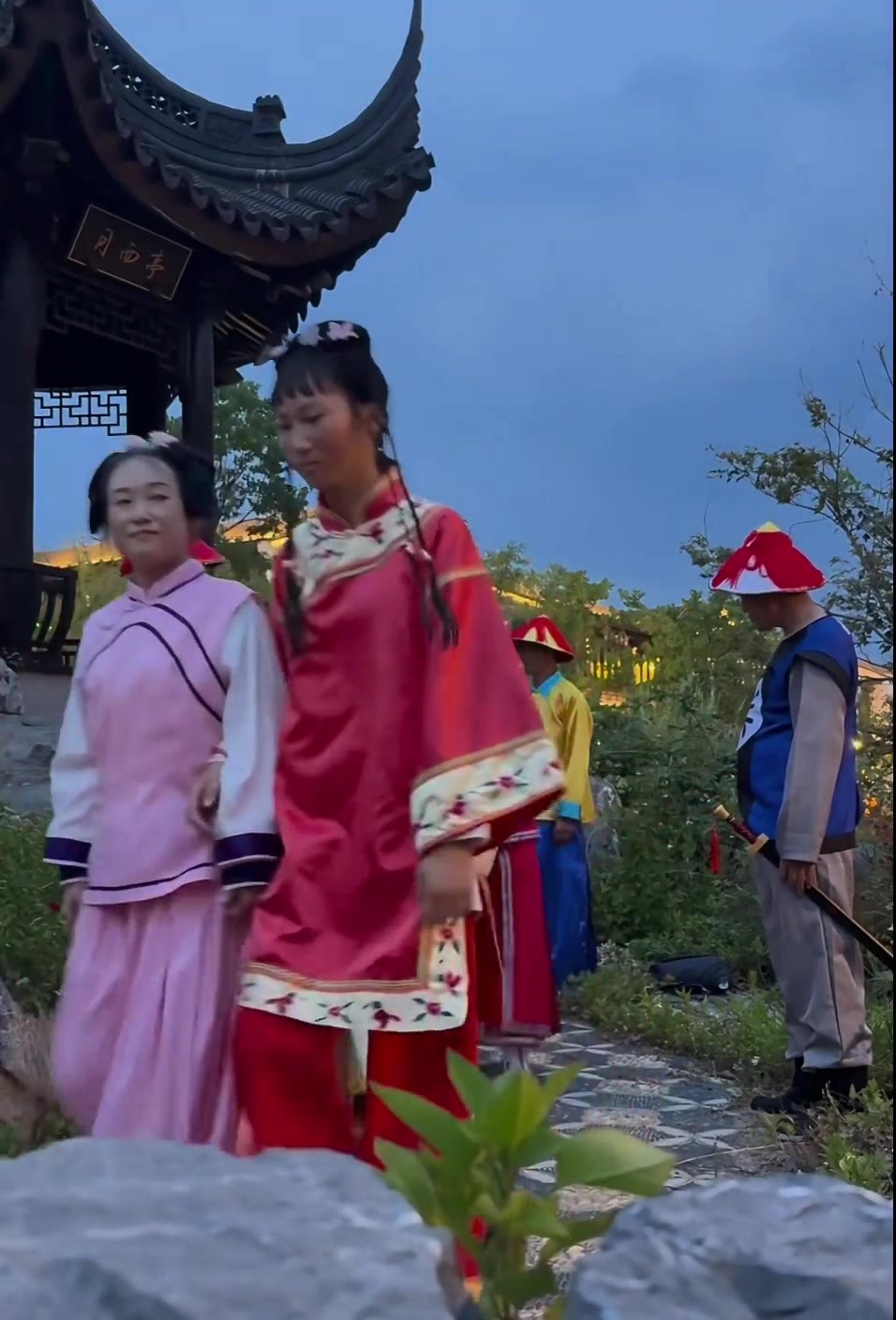 先提前看看曝光的小燕子出宫花絮!简直就是拼多多版还珠格格,这下好...