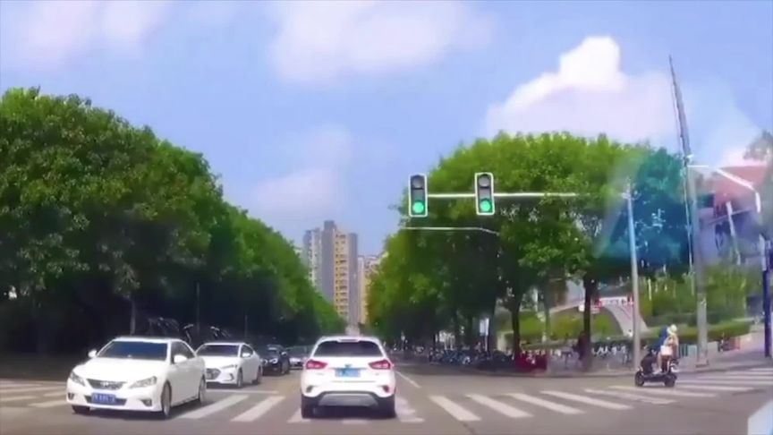 骑电动车的看一看,路上行驶注意安全