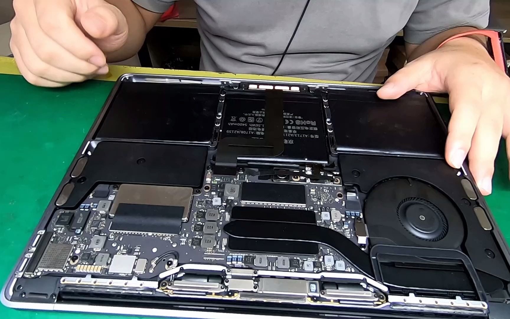 自己更换MacBook电池一定要多看我们相关型号的拆解,西藏老铁亏得...