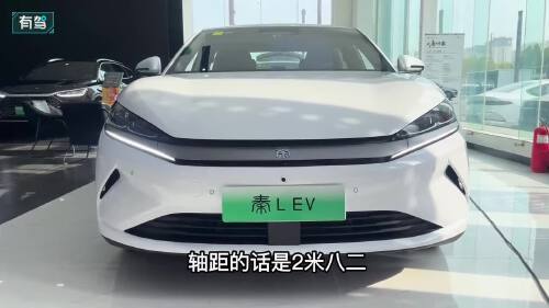 175CM实测比亚迪秦空间!轴距2820mm竟能跷二郎腿,家用太奢侈