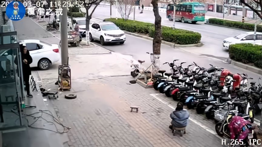 【电动车逆行 撞上转弯小轿车】