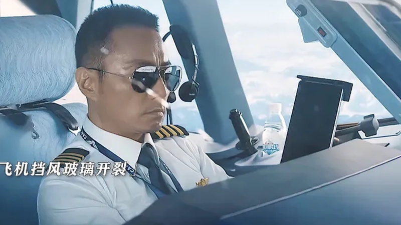 成都8633风挡裂!紧急救援上演