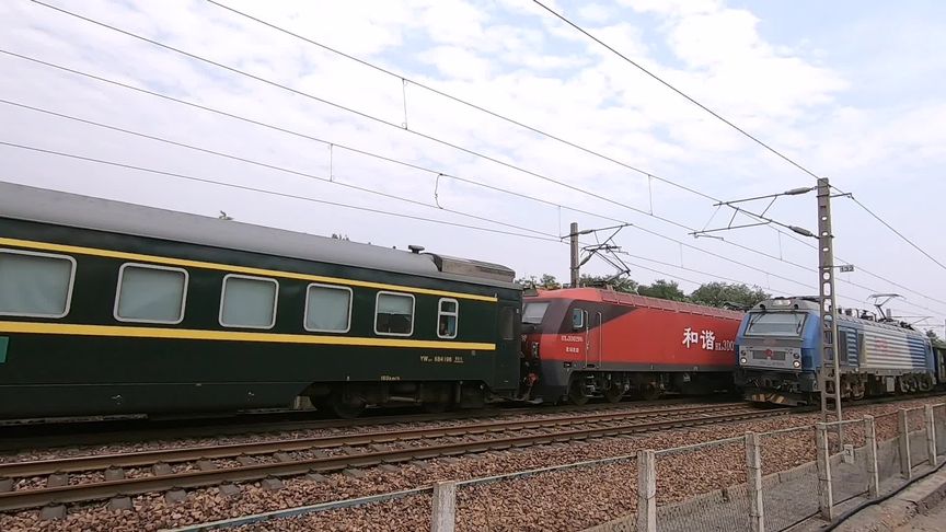 晚点大王来啦!哈尔滨到广州的火车缓慢通过,京广线与货列相会