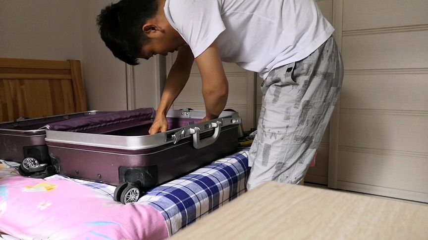 有没有觉得行李箱的拉杆容易坏,小伙带你解密内部结构。