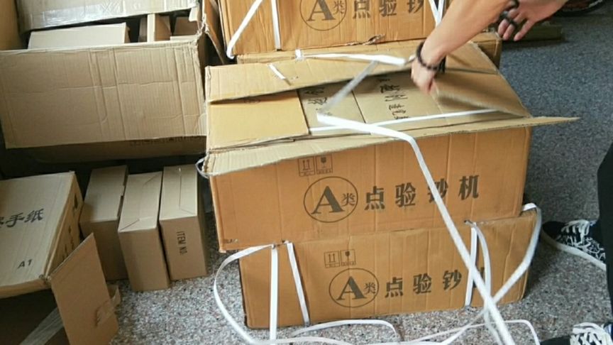 出新人民币了,我们正在去各乡镇的农商银行更新更换新的点钞机。