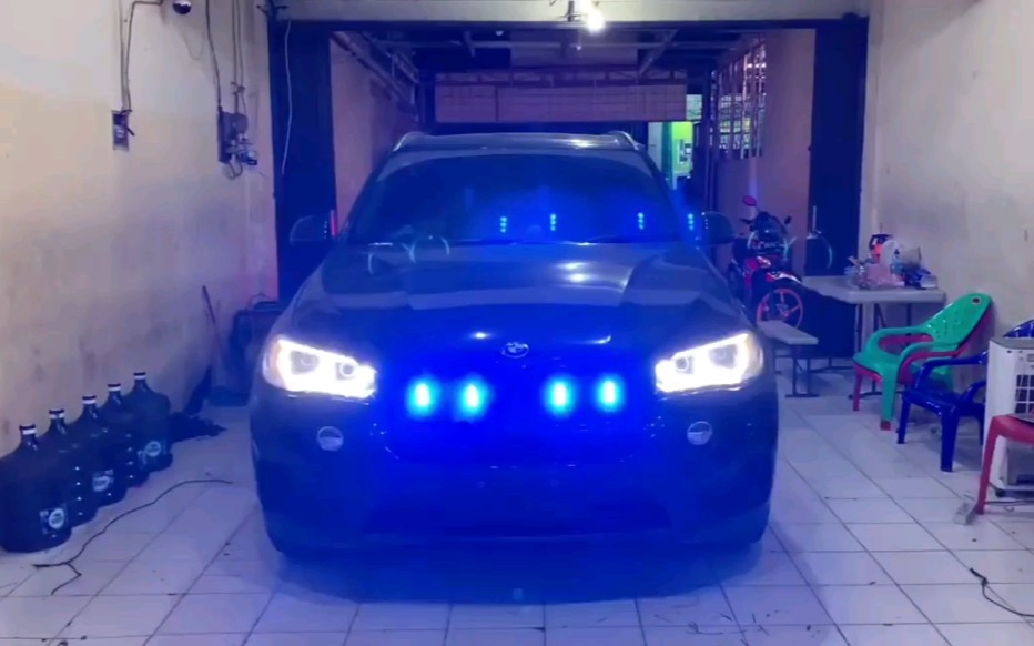 宝马X5伪装警车安装警灯警报器过程,内附安装设备清单和效果试听。