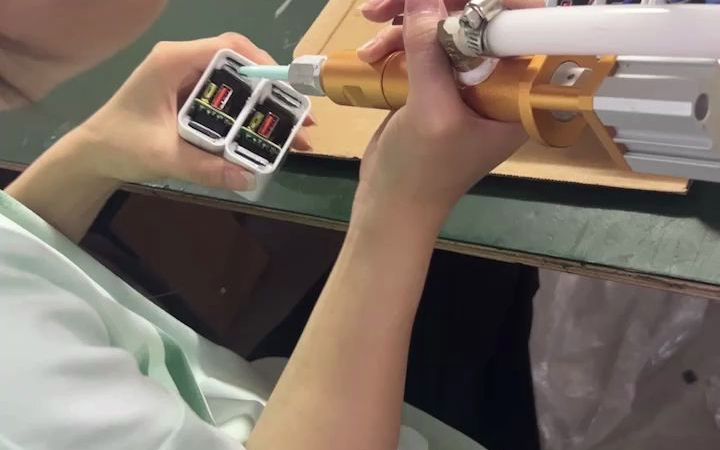 充电器白色膏状单组分室温固化硅橡胶,在室温下吸收空气中的湿气...