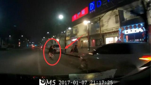 为了争抢道路,小车与逆行电瓶车剐蹭了,该算谁的责任
