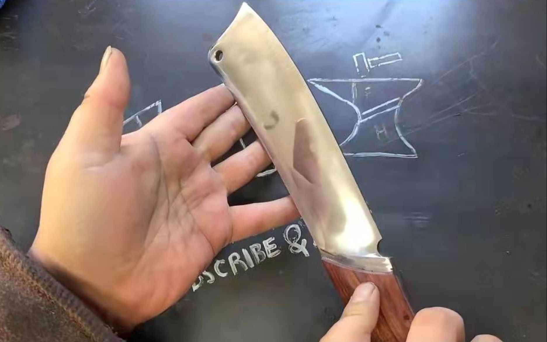 使用5160合金钢锻造一把菜刀,打磨的像镜子一样外加红木手柄