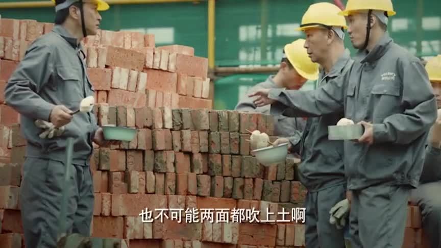库管员私自倒卖工地砖料,哪料工人眼尖,一眼就看出砖头有问题
