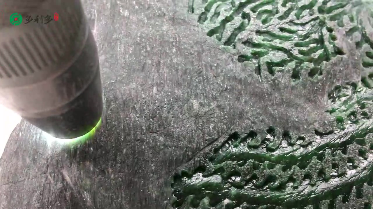 震撼实拍亲身体验缅甸翡翠原石场口挖玉场面,极其危险