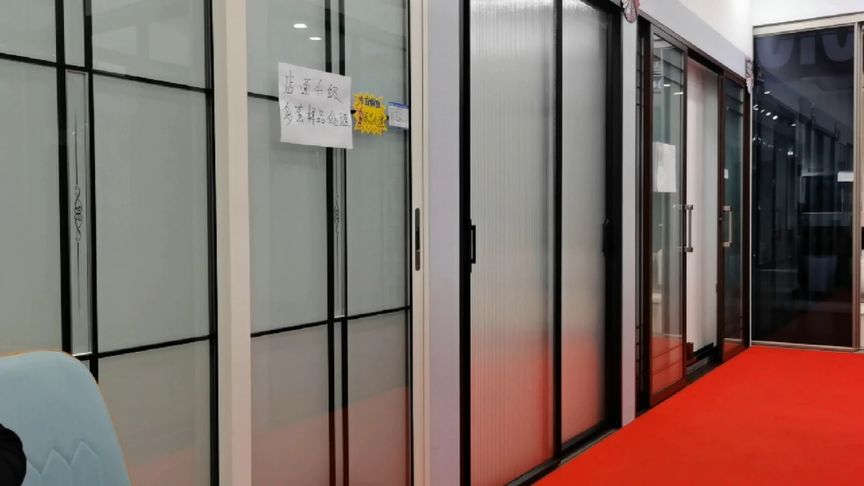 三线小城市80后夫妻俩,给浴室选玻璃隔断门,800一平米算贵吗?
