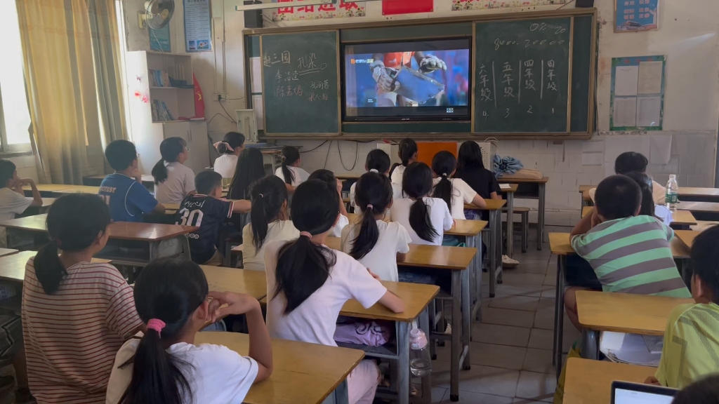 组织同学们观看电影——《熊出没之重启未来》