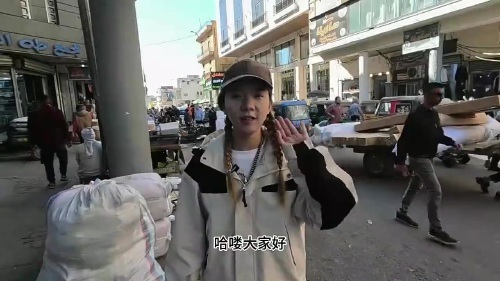 今天给伊拉克大叔家的孩子们送礼物,大家都说小女儿像迪丽热巴