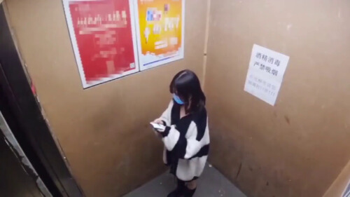 电梯搞怪之学猫叫,成功逗笑小姐姐