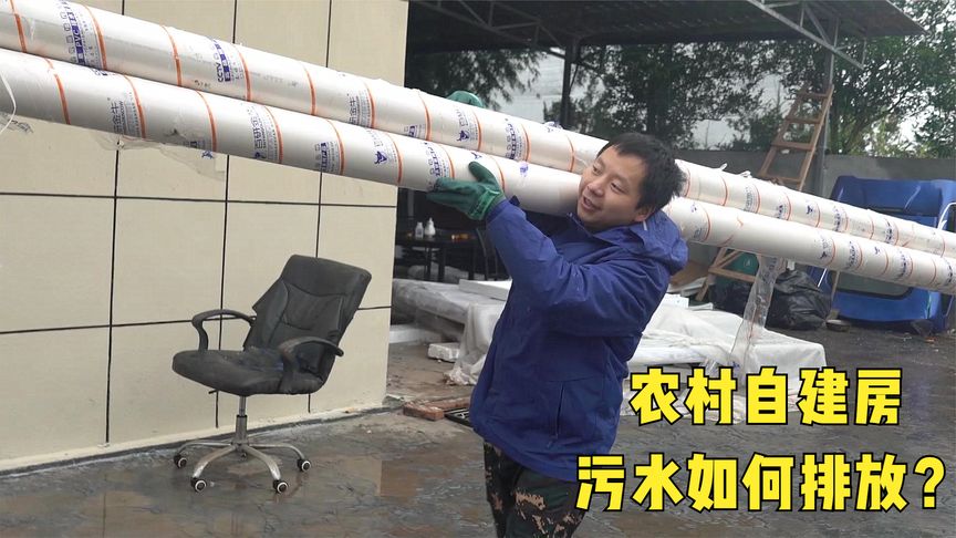 考虑到厨房污水的排放,型男自己动手接下水管,省了好几百的工钱