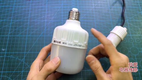 LED灯泡不亮了别扔，教你一招，这样简单修一下又用好几年