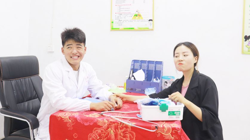 美女被狗咬到后太紧张,吓得医生都不敢给她打针了,结局爆笑