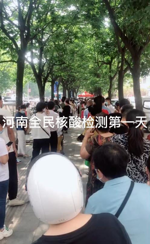 排了一个小时还没到队伍一半,估计大多数人都要去医院做收费的!