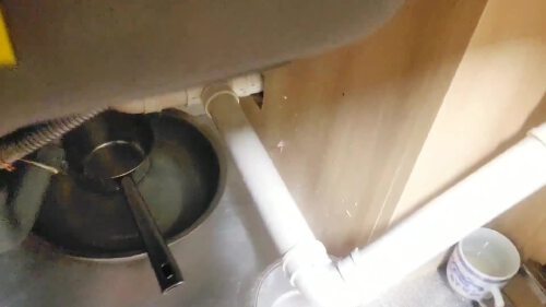 厨房水槽间冒水,主管道堵塞查明原因,疏通地下管道