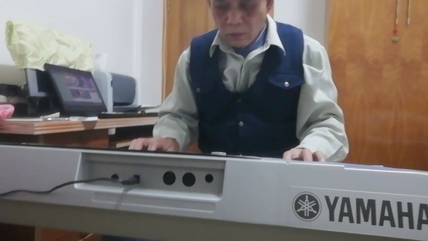 电子琴演奏经典歌曲《让我们荡起双桨》