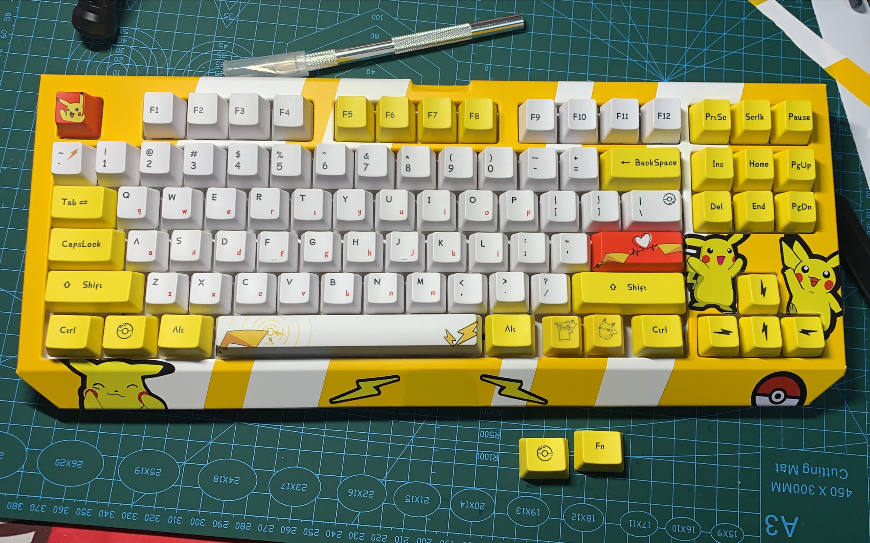 【LaoYin】皮卡丘主题机械键盘DIY,雷蛇pcb主板加灯加电阻改led轴下...