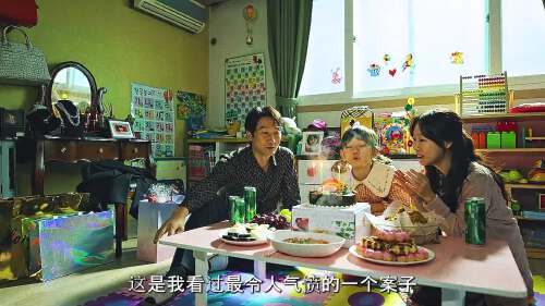 孩子被车撞飞是十米远,妈妈却无动于衷,结局让人愤怒