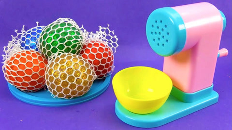 益智玩具:彩虹史莱姆减压器,制作成面条,太丰富了