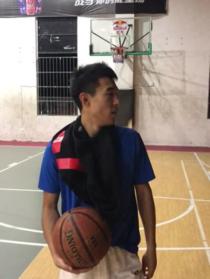 刚训练投进300个三分球,现在给大家看一下训练成果