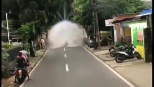这么猛的洒水车,画面像是在拍大片