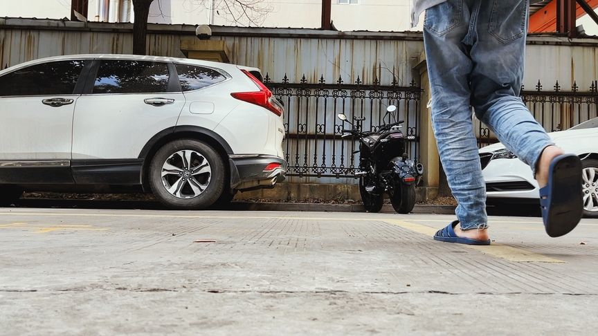 摩托车车牌安装免费教程,一把螺丝刀轻松就能搞定,省时省力省心