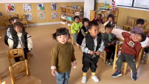 幼儿园公开课|小班数学活动:5以内的点数 小班数学活动《小动物爱吃...