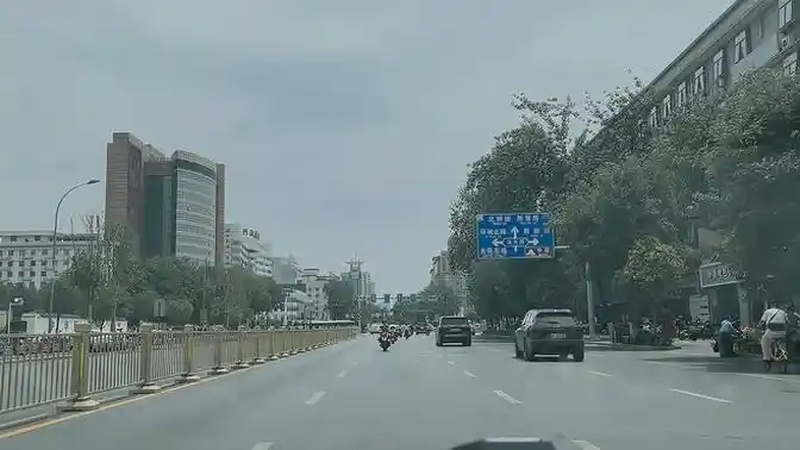 以后西安的电动摩托车,是不是也可以骑在路中间了
