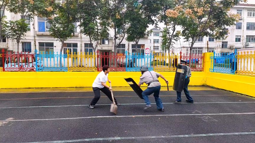 打造平安校园淄博双隆保安公司进行器械训练每个保安认真对待