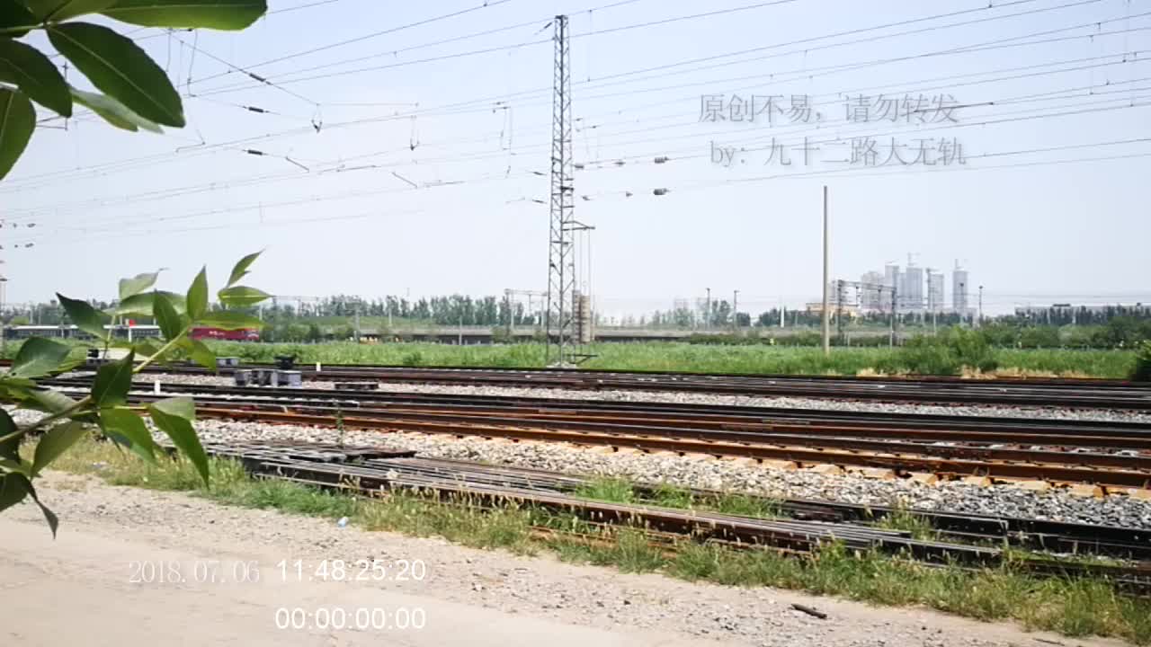 京山铁道天津南仓车站,开往沈阳的k2046次火车通过,下一站天津北站