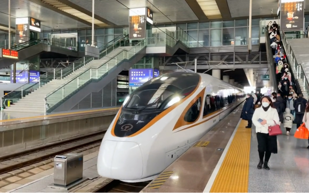 G1974次列车驶入南京南站:上海虹桥—重庆西。