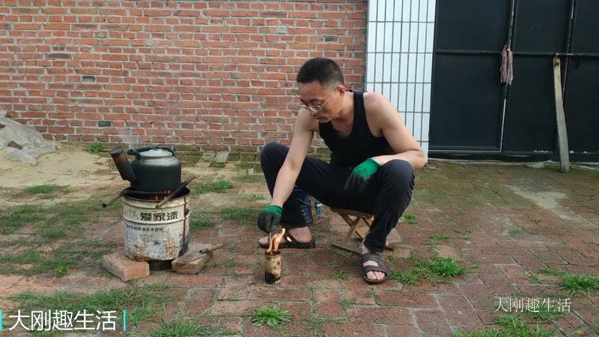 农村大叔自制的汽化炉,烧柴少着的还挺旺,十几分钟烧开一壶水
