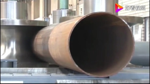 当大型弯管悄然成型时,机械背后的奇迹正在上演!