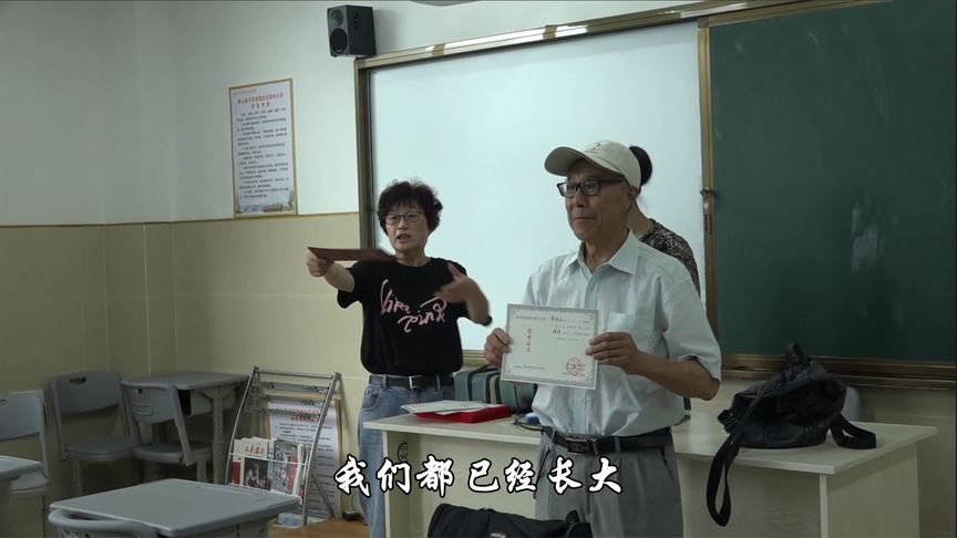 哎!我们毕业了象山丹东老年大学摄影班颁发结业证书和奖状