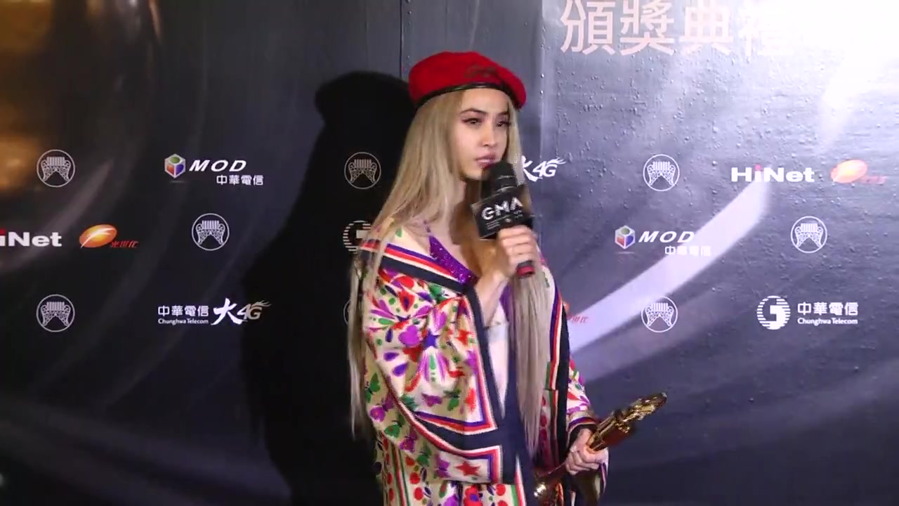蔡依林亮相第30届金曲奖得奖感言区媒体采访区