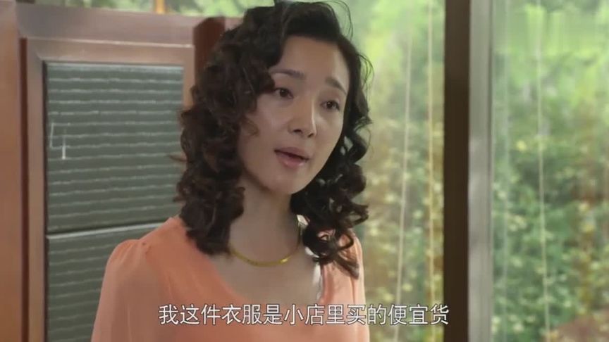 咖啡厅的服务员没注意洒了咖啡,富家女发怒大骂,要她赔衣服钱