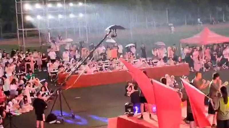 意外又感动!高校领导顶暴雨20分钟看完学生毕业表演
