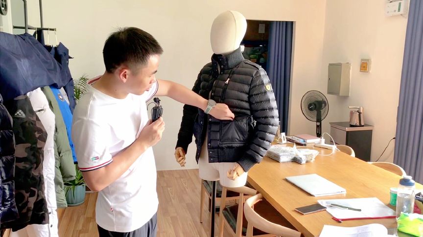 升级了面料和羽绒标准,来仿制一件外国品牌羽绒服,感觉很值!