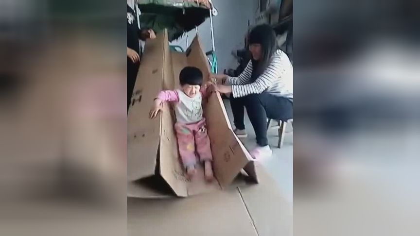 自制滑滑梯，小孩子就爱玩这个，都乐疯了