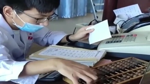 ...科室手速最快的四川男人,六亲不认的手法,还是老人留下的算盘好用!