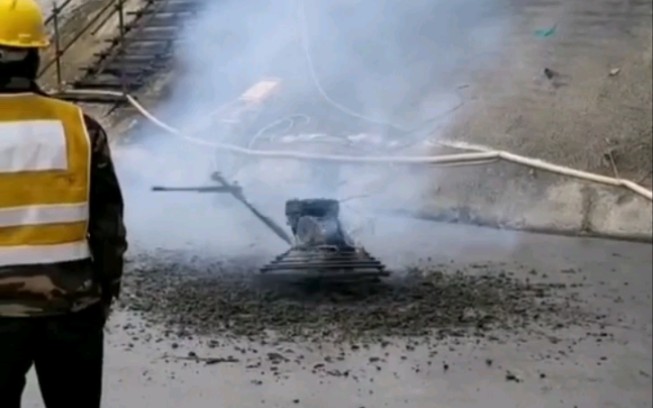 尴尬了,混凝土抹平机跳起了舞,施工现场安全第一!