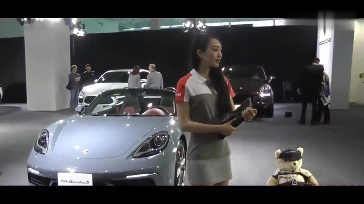 台湾车展台北秀气的车模温文尔雅,给人一种兢兢业业的敬佩感