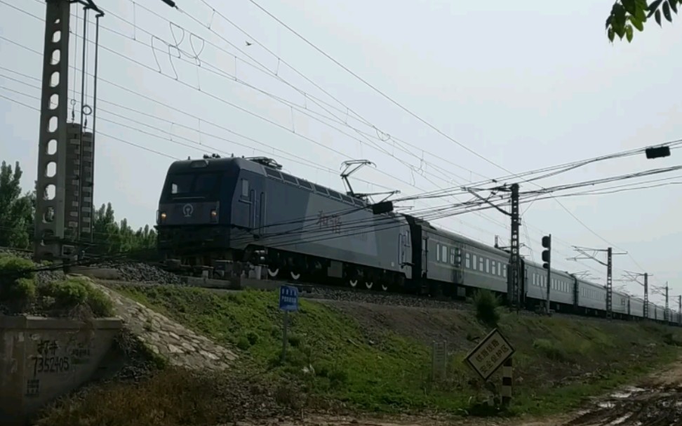 K126次列车快速驶入津霸线永清站,去里澜城站方向,大车司机鸣笛