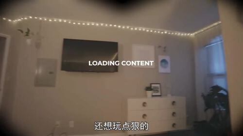 女人在家里玩VR眼镜,不料虚拟变成了现实,惊悚!